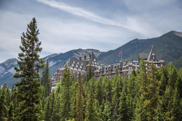 Banff vs Jasper: Which One Is Best For You? (Tips From a Local)