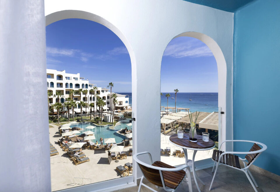 18 Best Cabo Resorts with Swimmable Beaches (quick guide)